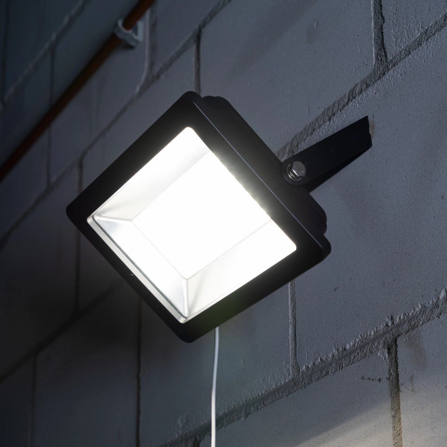 LED-Strahler 4000 K IP65 Sanan LED 100 W 11000 lm Schwarz kaufen bei OBI