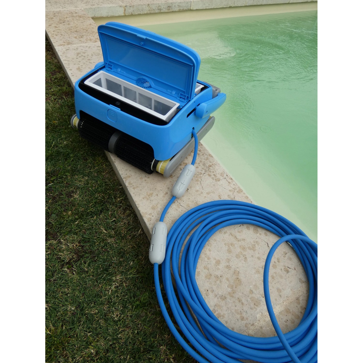 Poolroboter Orca 300 mit Kabel für Poolboden, Poolwand und Wasserlinie ...