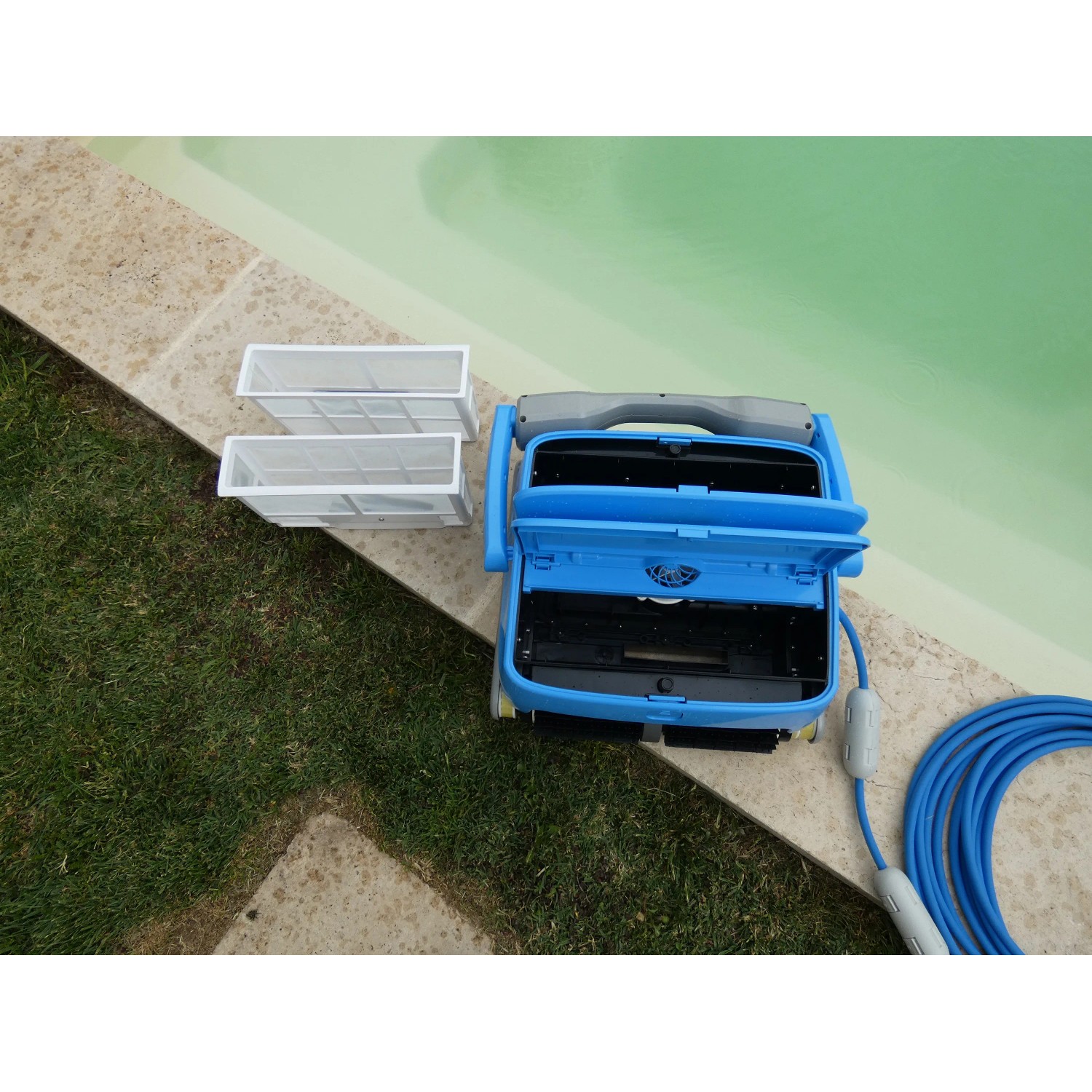 Poolroboter Orca 300 mit Kabel für Poolboden, Poolwand und Wasserlinie ...