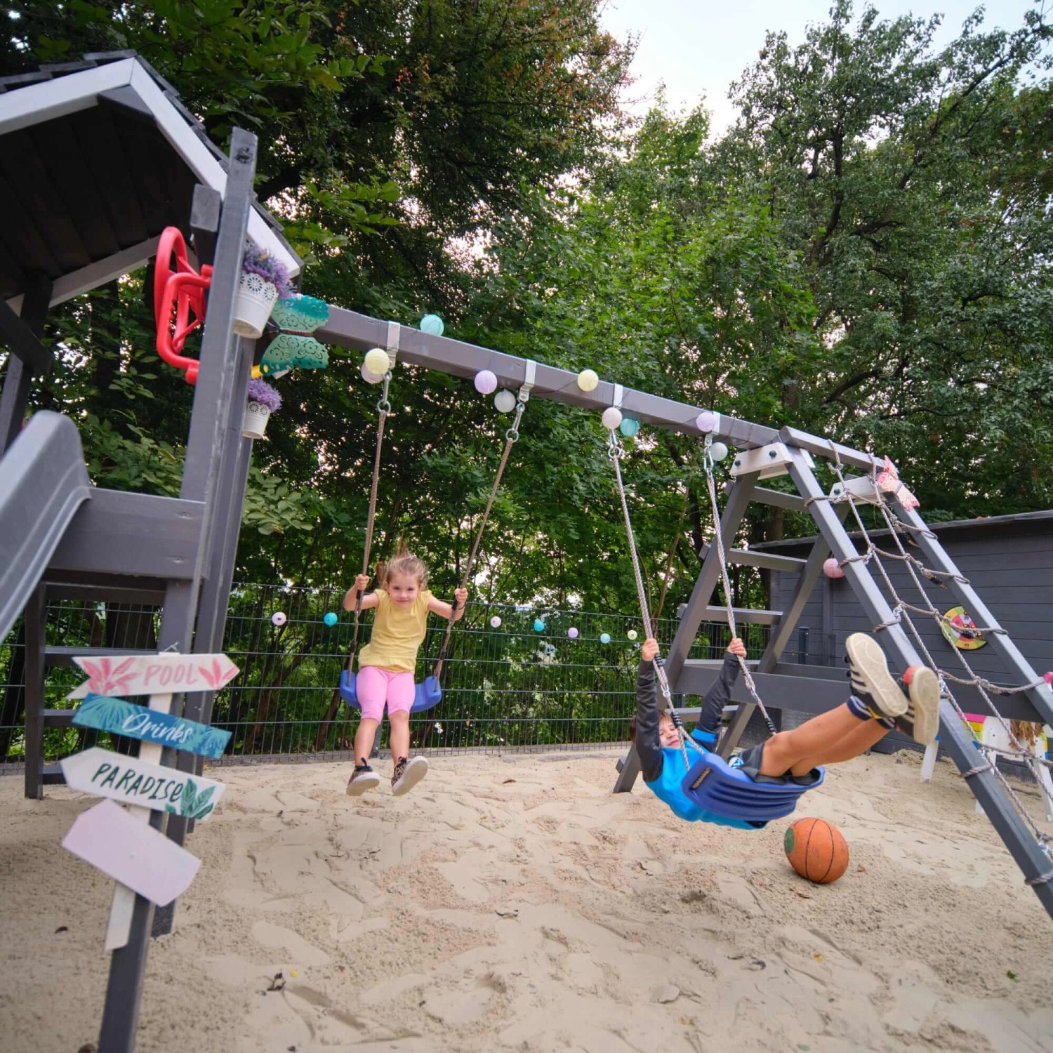 Wickey Spielturm Klettergerüst MultiFlyer Holzdach mit Schaukel ...