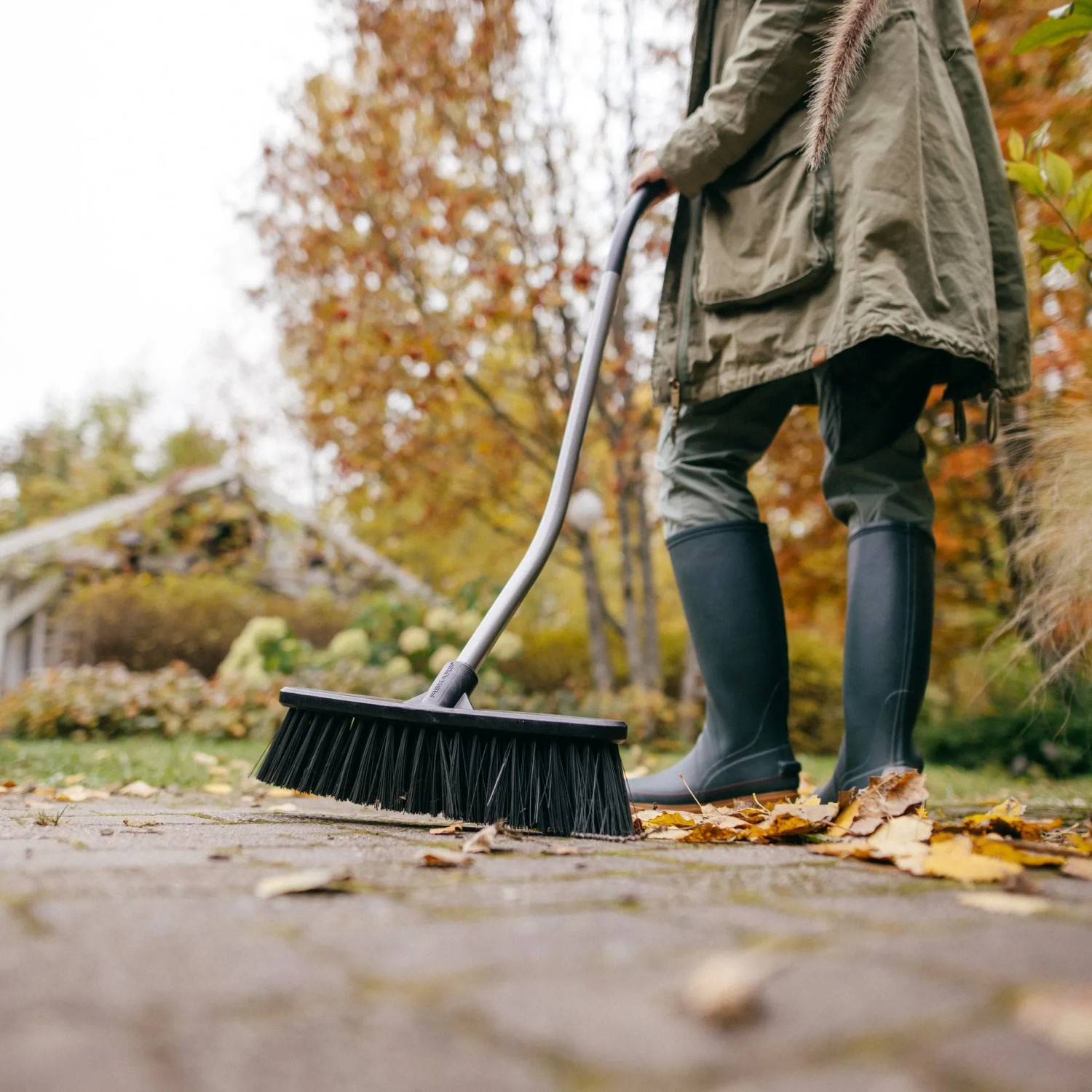 Fiskars Ergonomic Besen für draußen mit gekrümmtem Stiel kaufen bei OBI